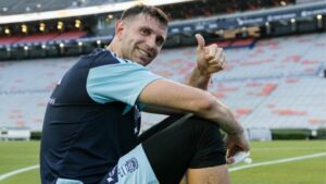 Emiliano Dibu Martínez se entrenó con dos guantes, sin yeso y crecen ...
